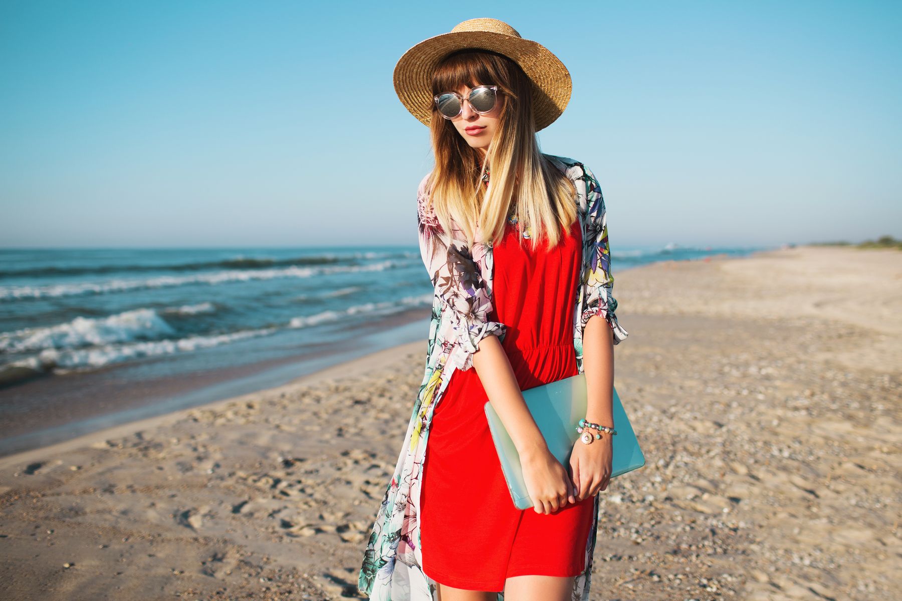Consejos para combinar colores en tus looks de playa.